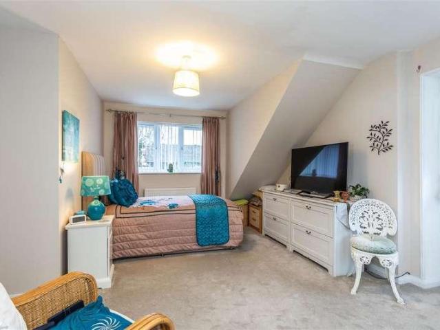 5 bed house for sale