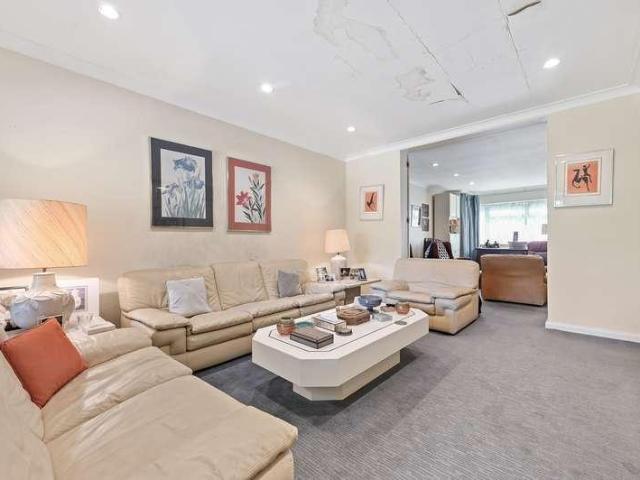 5 bed house for sale