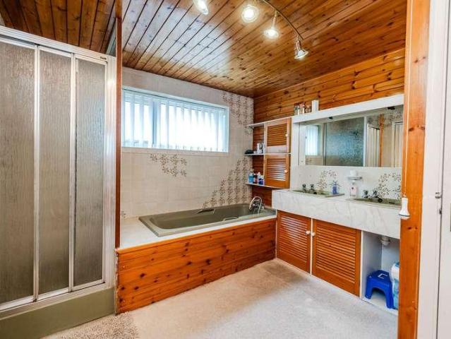 5 bed house for sale
