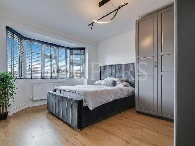 5 bed house for sale
