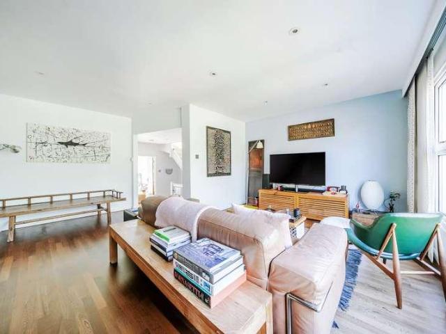 5 bed house for sale