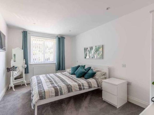 5 bed house for sale