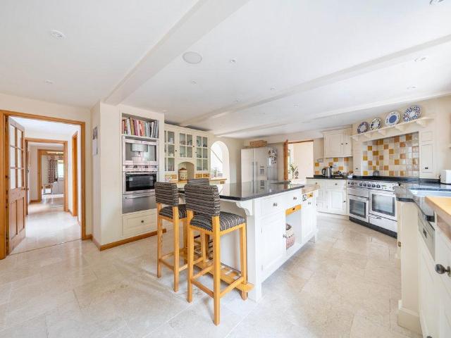 5 bed house for sale