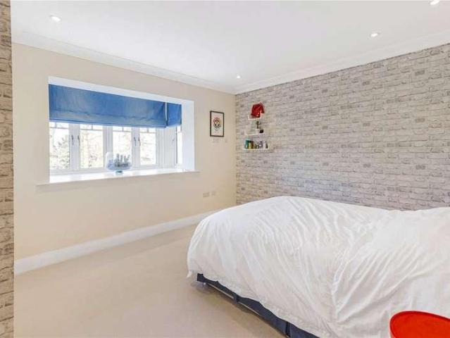 5 bed house for sale