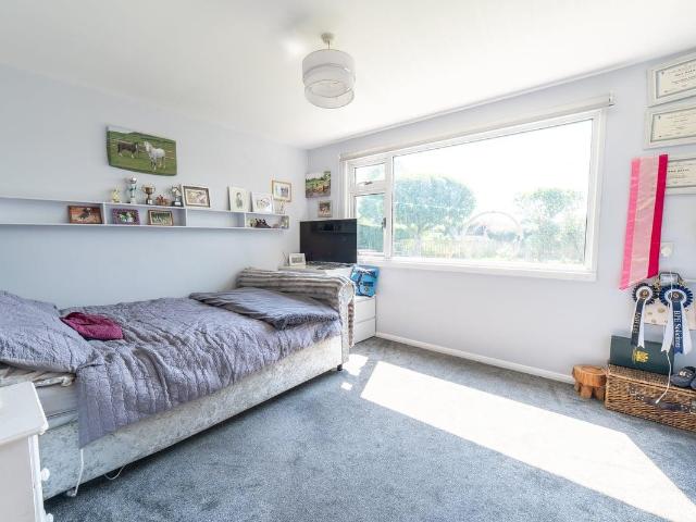 5 bed house for sale