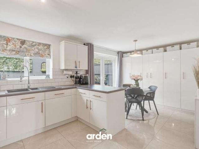 5 bed house for sale