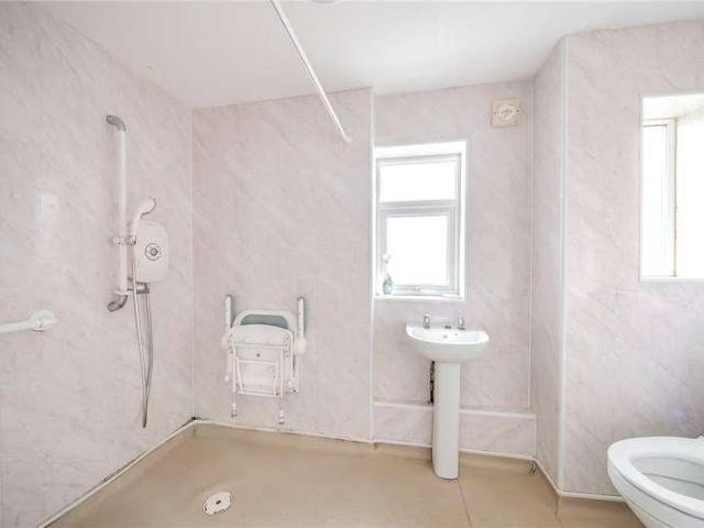 5 bed house for sale