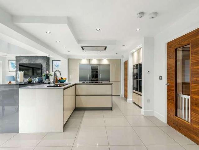 5 bed house for sale