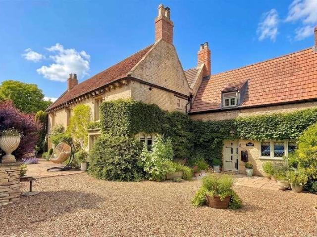 5 bed house for sale