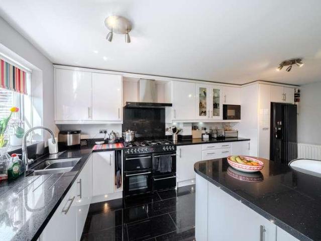 5 bed house for sale