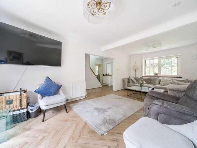 5 bed house for sale