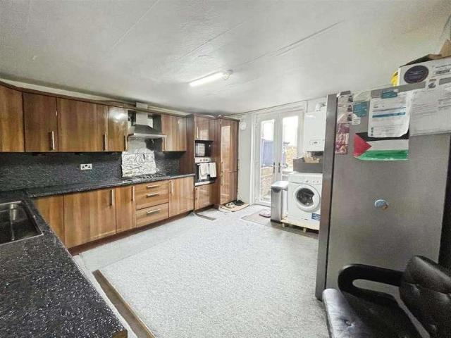 5 bed house for sale