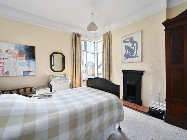 5 bed house for sale