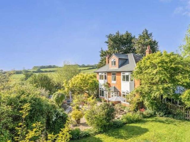 5 bed house for sale