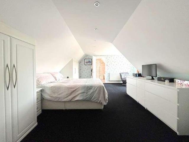 5 bed house for sale