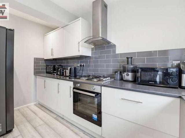 5 bed house for sale