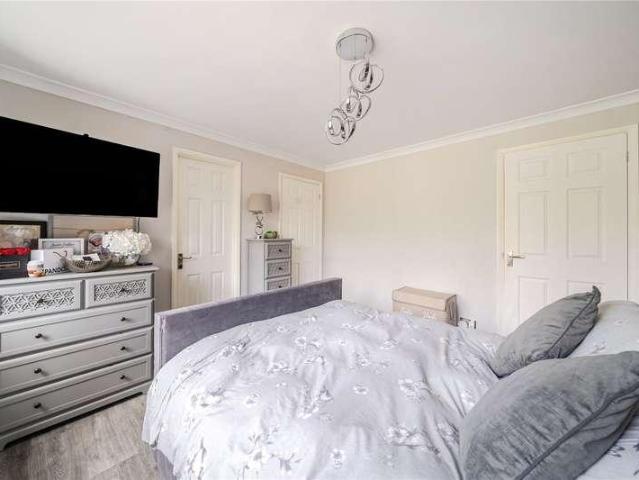 5 bed house for sale