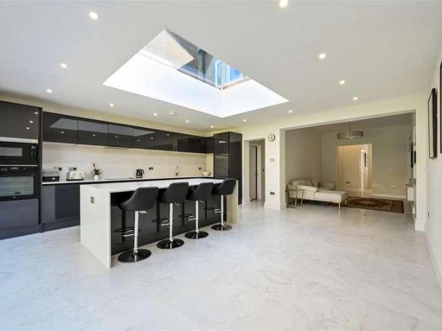 5 bed house for sale