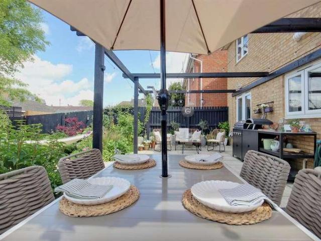 5 bed house for sale