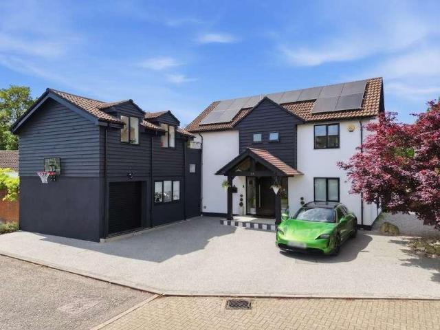 5 bed house for sale