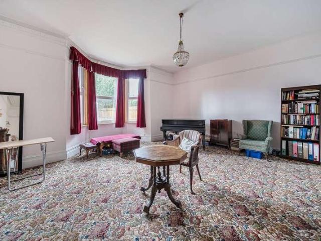 5 bed house for sale