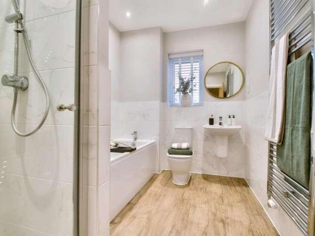 5 bed house for sale
