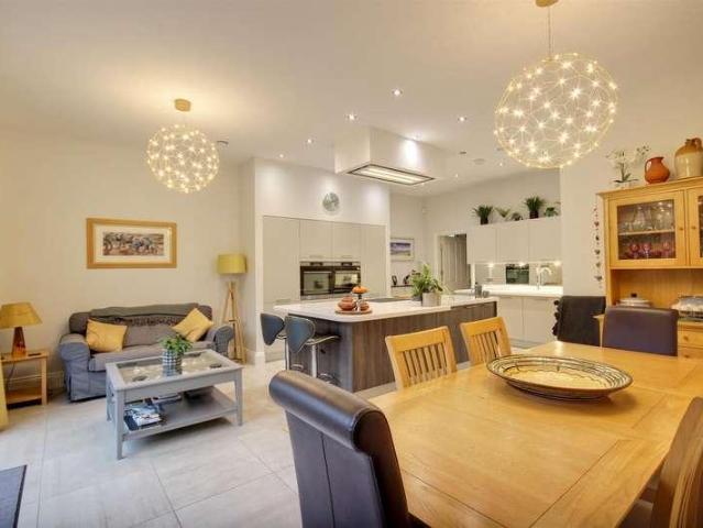 5 bed house for sale