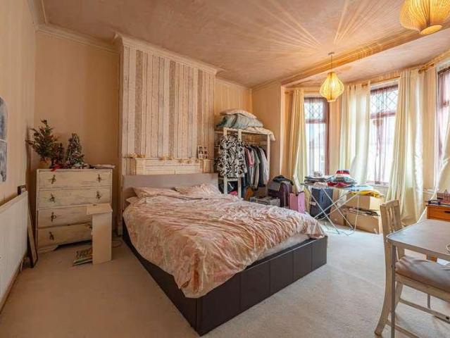 5 bed house for sale
