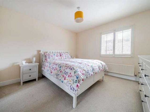 5 bed house for sale