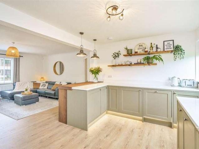5 bed house for sale