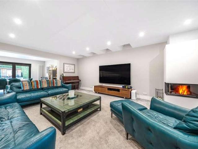 5 bed house for sale