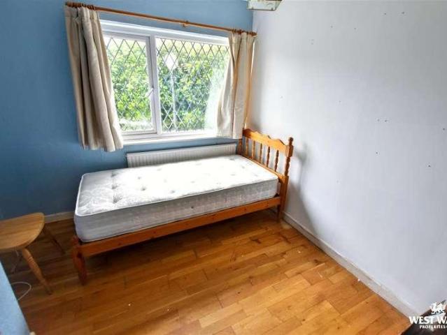 5 bed house for sale