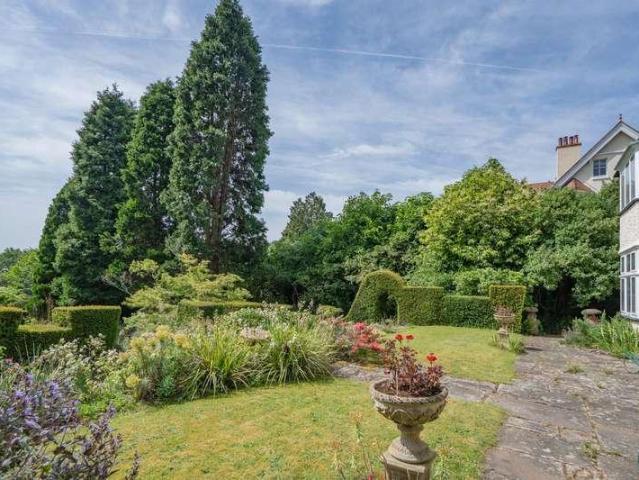 5 bed house for sale