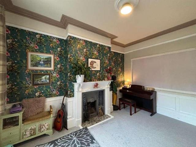 5 bed house for sale