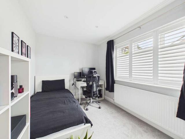 5 bed house for sale