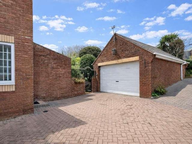 5 bed house for sale