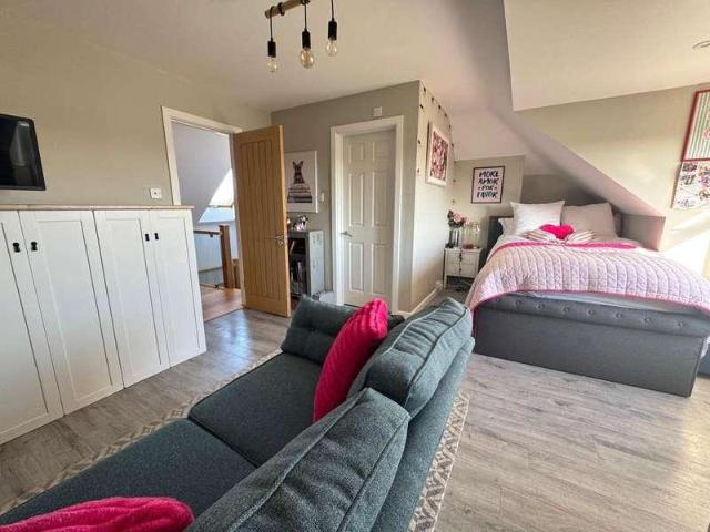 5 bed house for sale