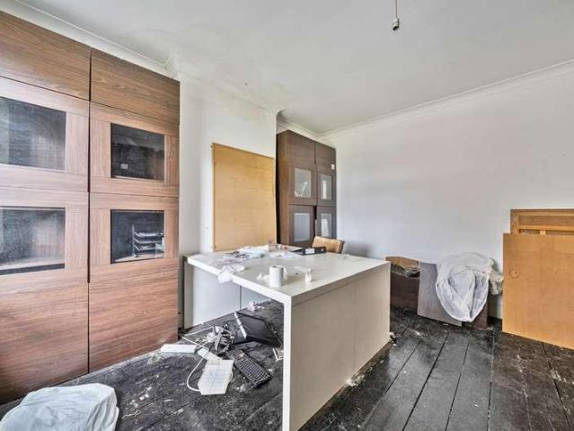 5 bed house for sale