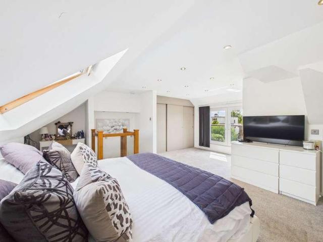 5 bed house for sale