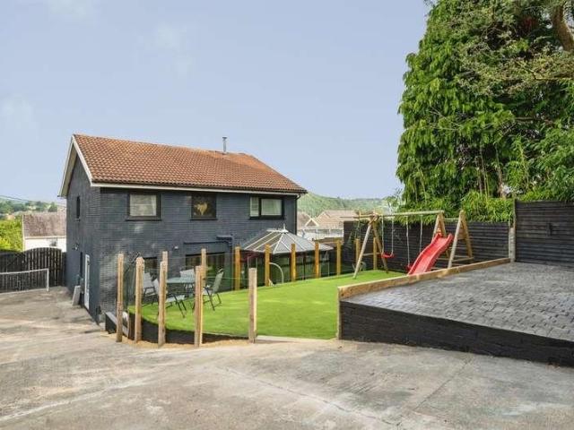 5 bed house for sale