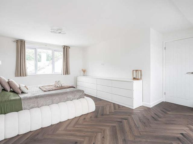5 bed house for sale