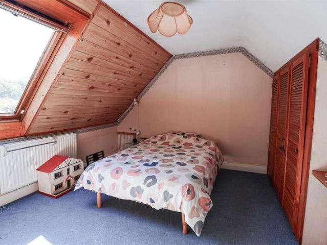 5 bed house for sale