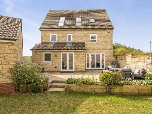 5 bed house for sale