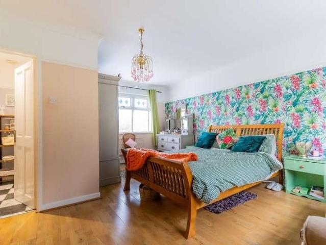 5 bed house for sale