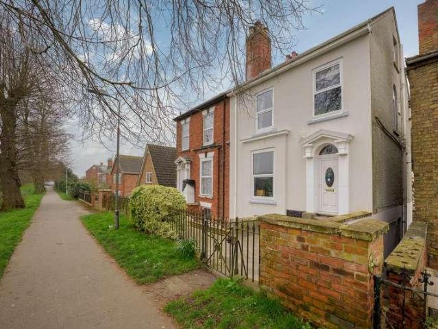 5 bed house for sale