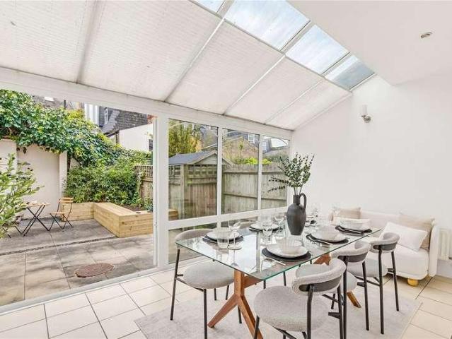 5 bed house for sale