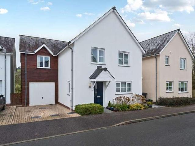5 bed house for sale