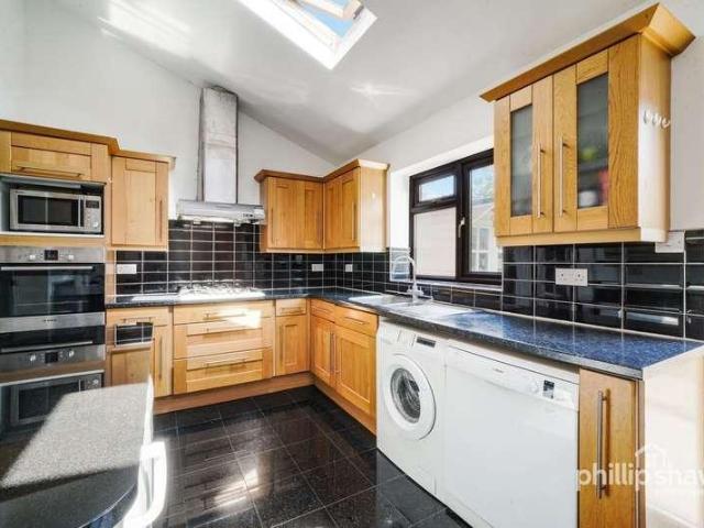 5 bed house for sale