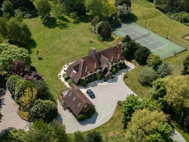 5 bed house for sale