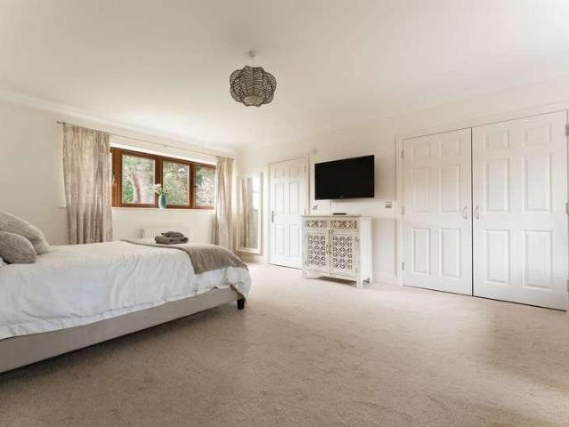 5 bed house for sale
